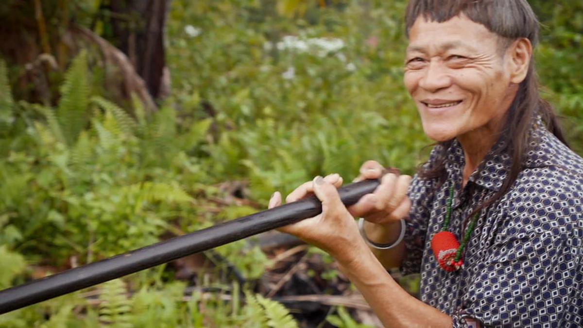 Meet the last Borneo villager who still crafts his own blowpipe for ...